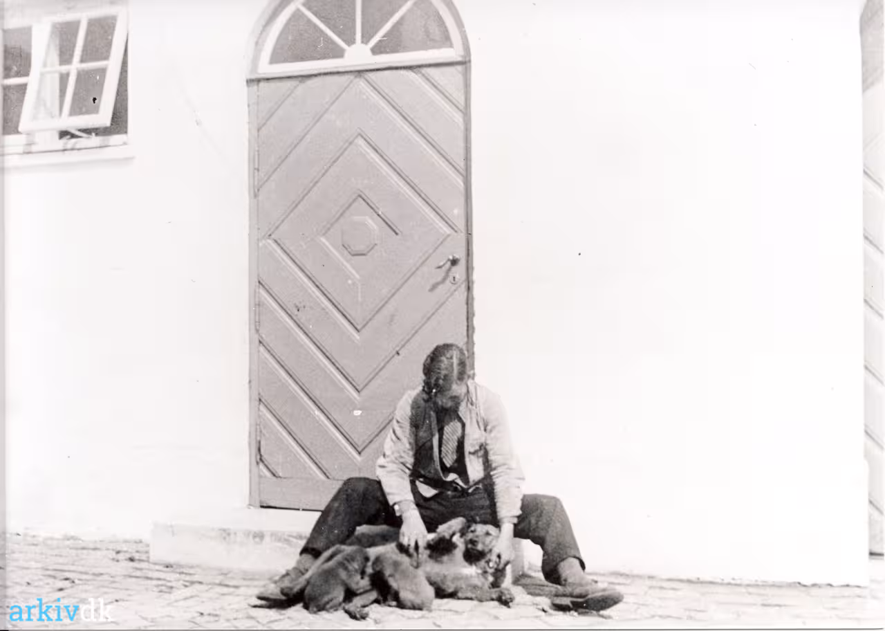 arkiv.dk | Motiv: Hakon Christensen Hald. Havepasser på Attemosevej 29. Siddende