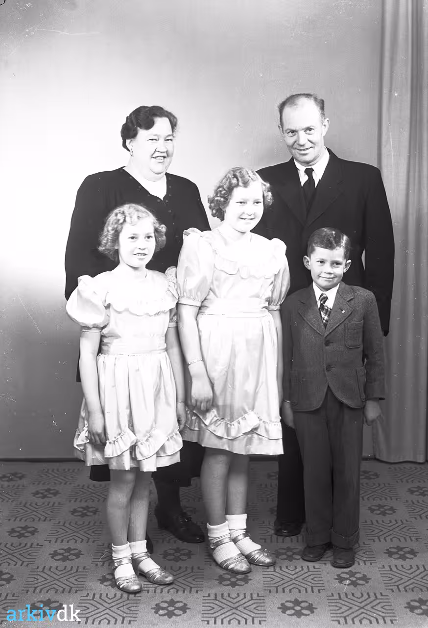 arkiv.dk | Vognmand Hans Hansen, Svendborgvej, Ringe, med kone og 3 børn