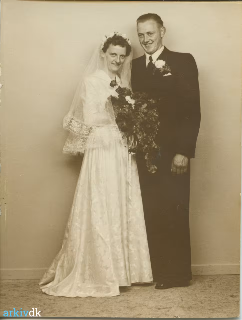 arkiv.dk | Brudeparret Karen og Jens Holm, Harboøre ca.1950