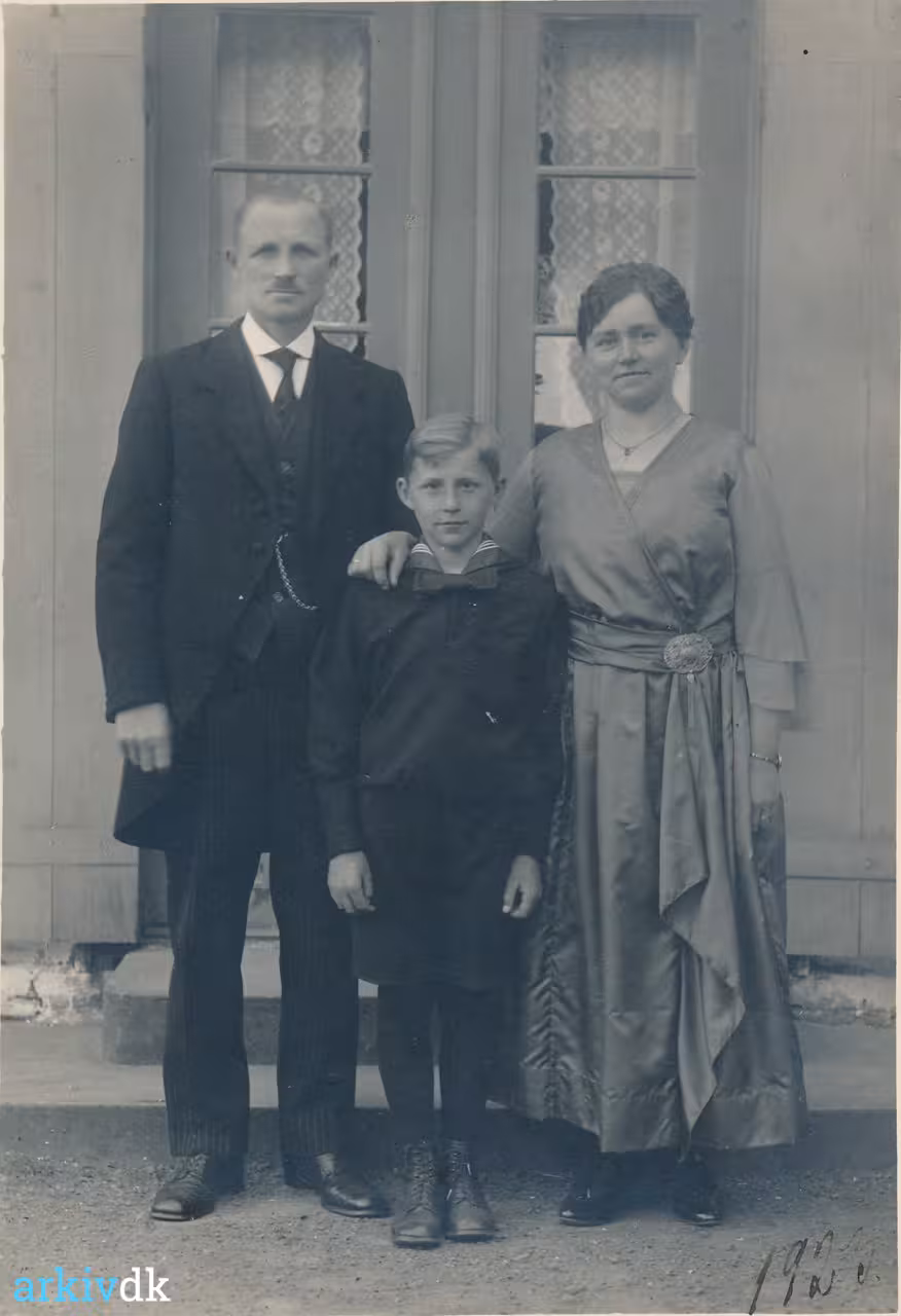 arkiv.dk | Sognefoged i St. Spjellerup, Anders Andersen og hustru, Christine med sønnen, Harry. 1923