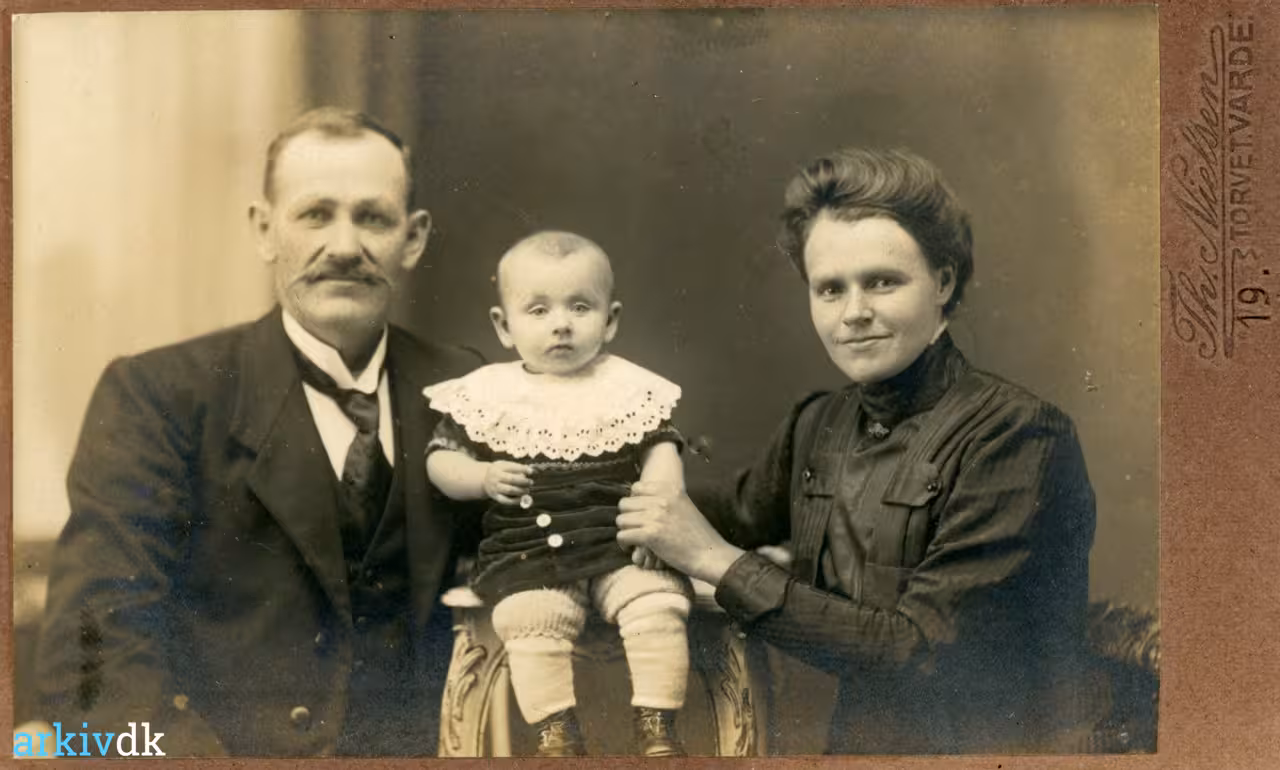 arkiv.dk | Portrætfoto af Jørgen, Anders og Dorthea Jensen, 6823 Ansager