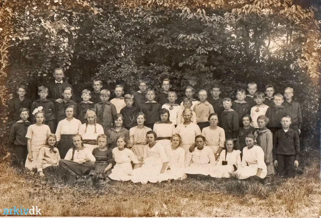 arkiv.dk | Konfirmander 9. oktober 1921 i Brande Kirke, ved pastor A. M. Nielsen.