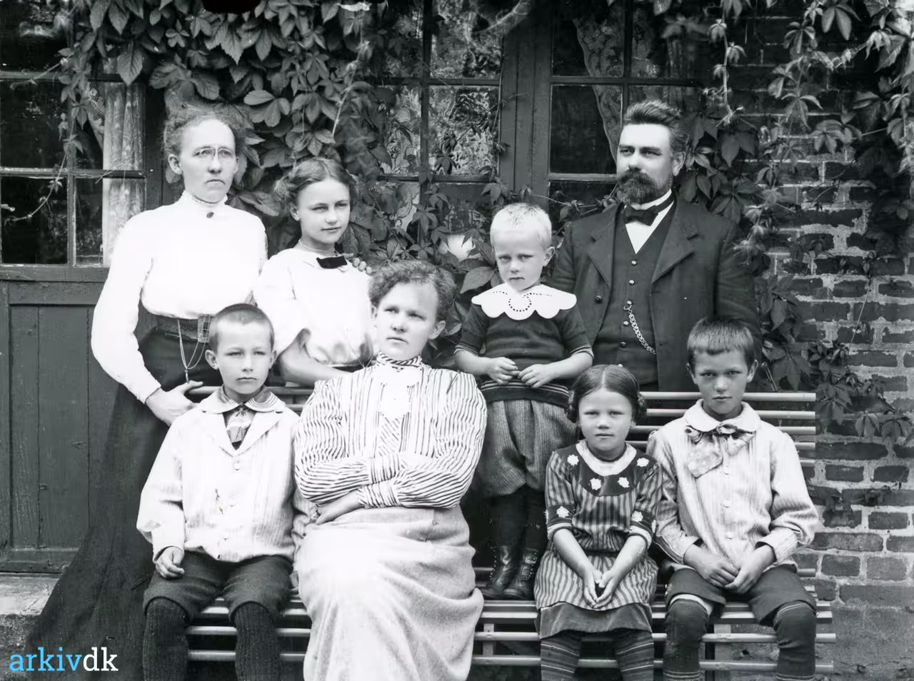 arkiv.dk | Portrætfoto af Sognepræst Niels Peder Nielsen med familie, 6823 Ansager