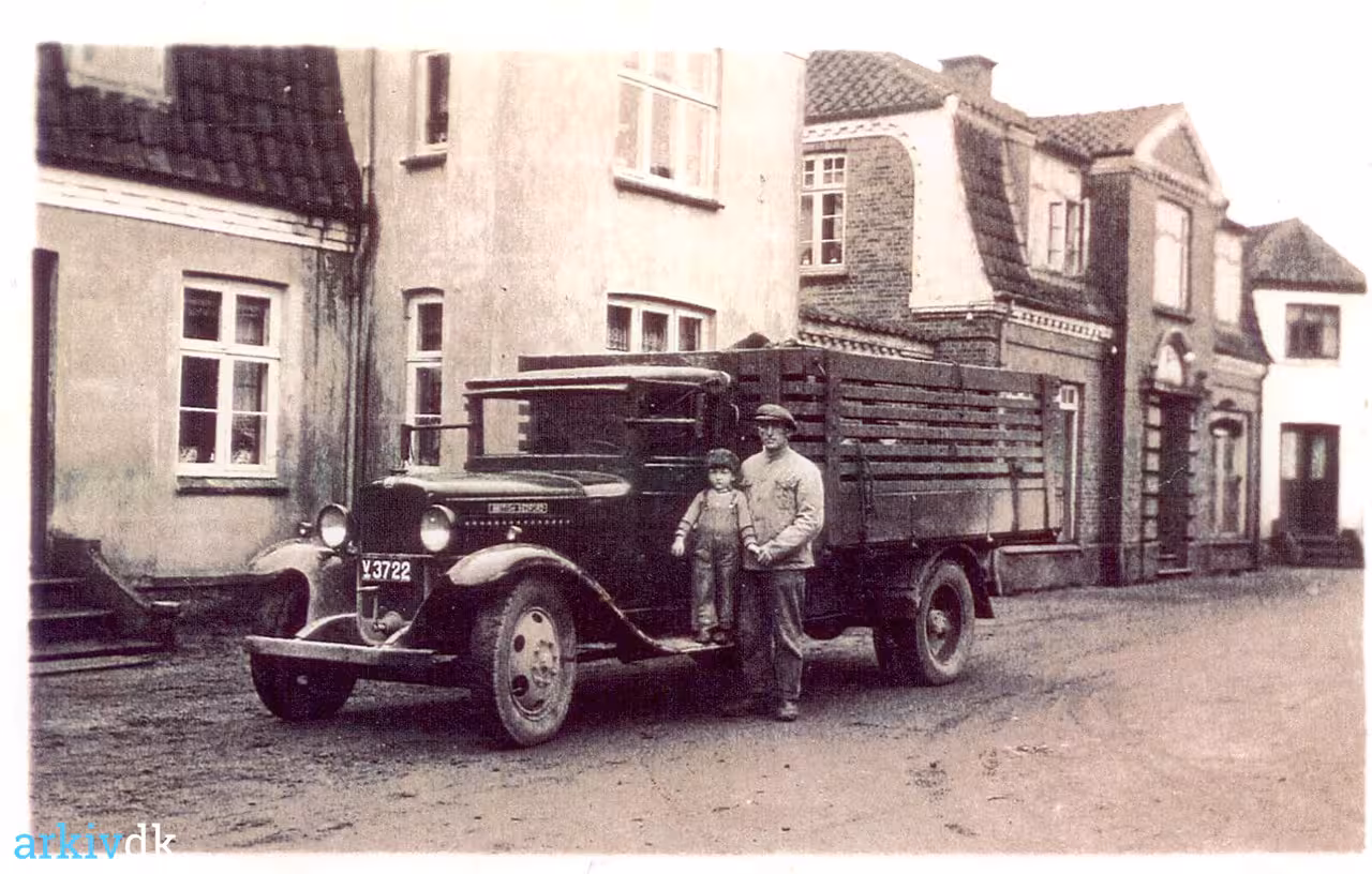 arkiv.dk | Anton Andersen, vognmand, Fårup, med nogle af sine lastbiler.