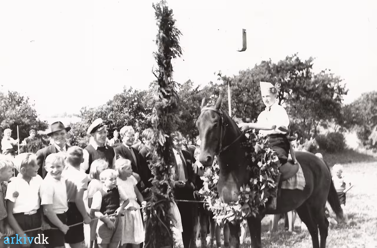 arkiv.dk | Erik Lyngsøe Mortensen er her Ringridderkonge.