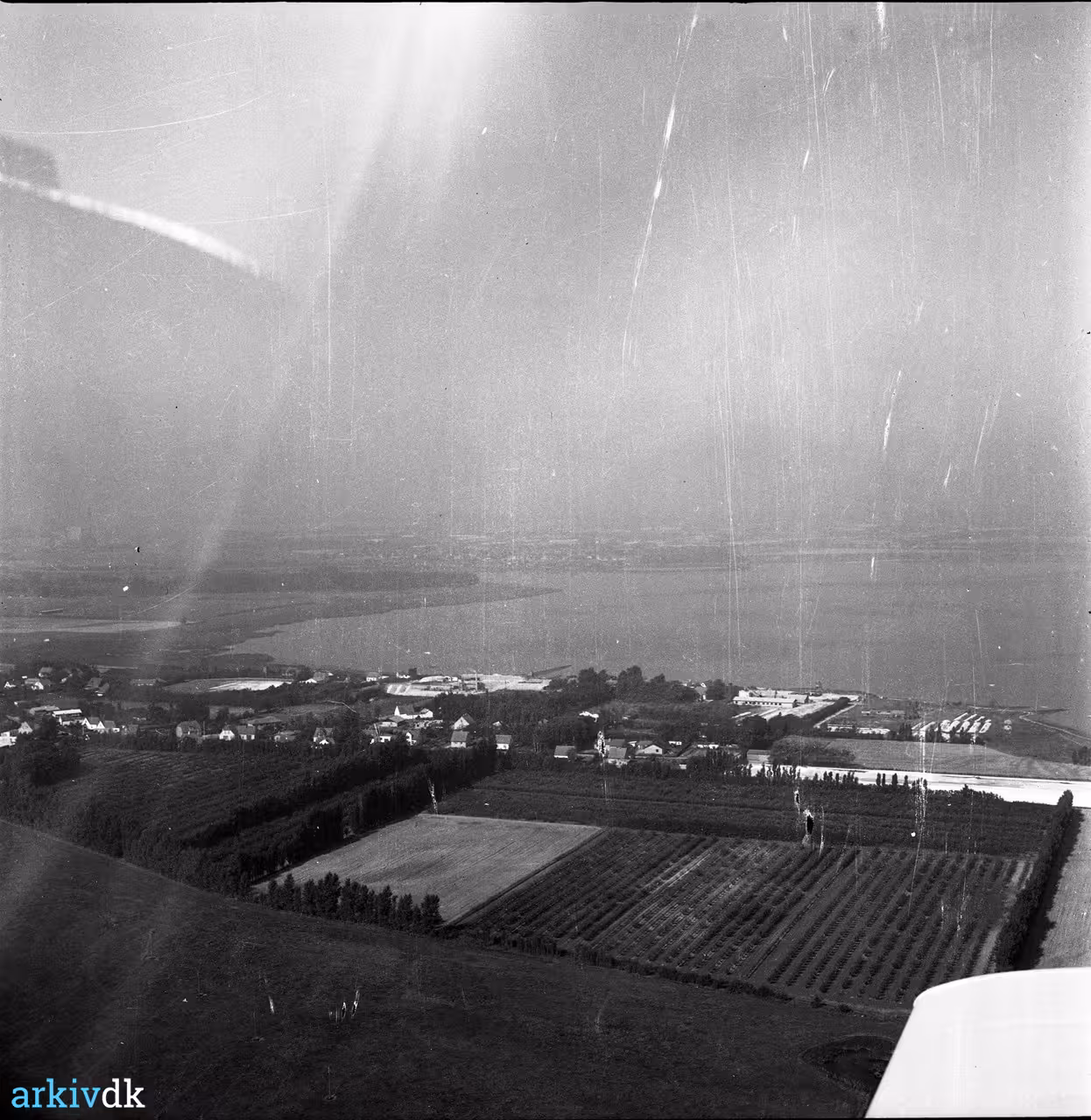 arkiv.dk | Luftfoto af Seden Strandby med Odense Fjord i baggrunden ...