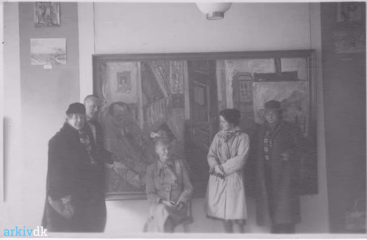 arkiv.dk | Siddende kunstmaler Anna Klindt Sørensen fra Ry på udstilling i Illum.