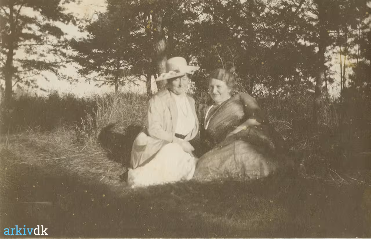 arkiv.dk | Laura Christensen og Alma Neuhausen