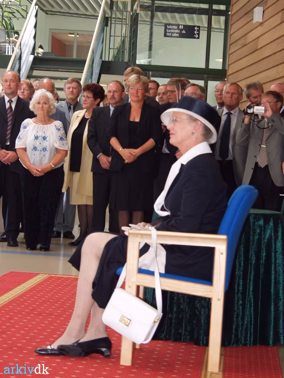 arkiv.dk | Dronning Margrethe overværer afsløringen af kunstværket af Dronning Ingrid