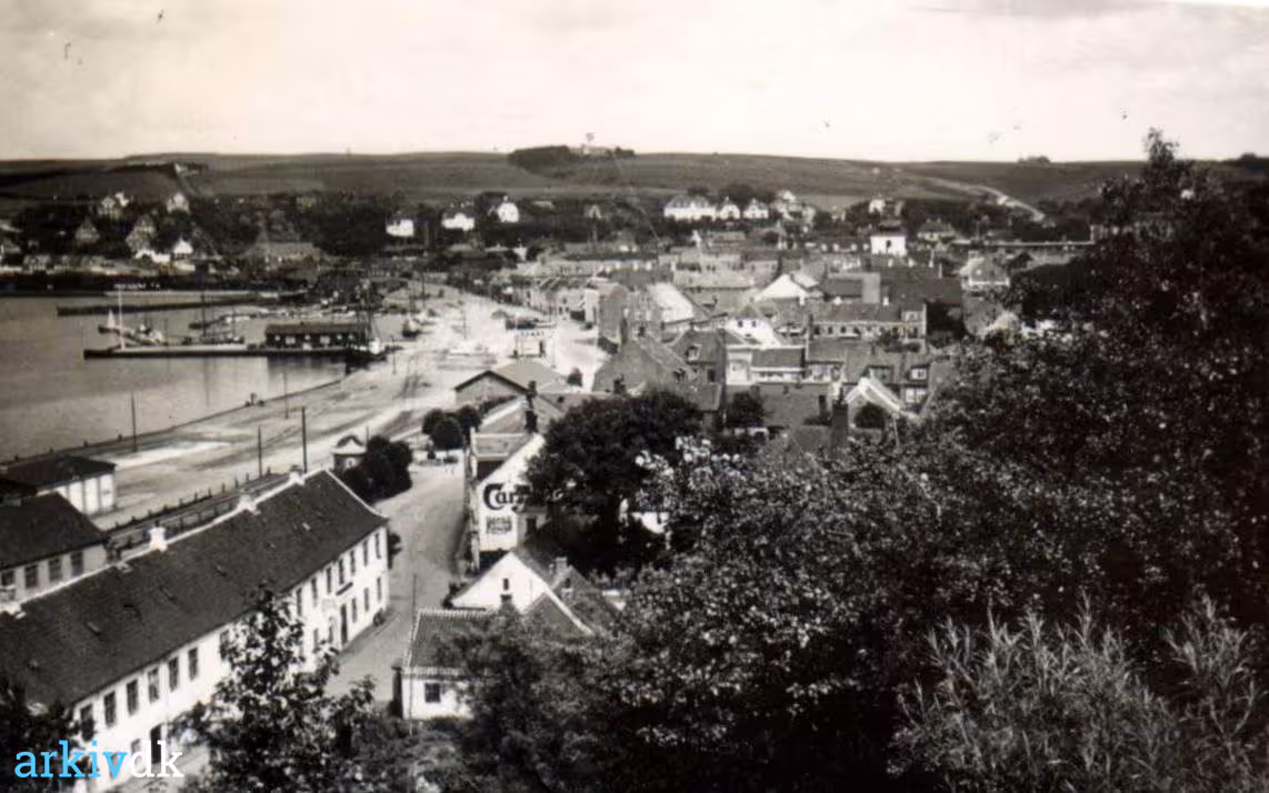 arkiv.dk | Udsigt fra Vesterbjerg ned over Vestergade og havnen.