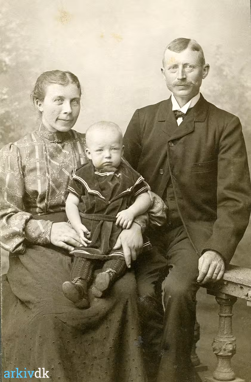 arkiv.dk | Karen Marie og Niels Chr. Pedersen Husby Søndergård, ca. år 1905 - 06, Husby sogn