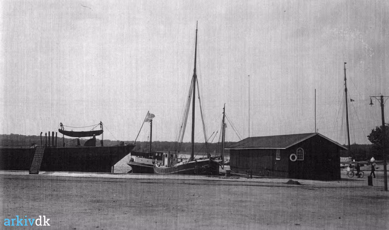 arkiv.dk | To billeder fra Nysted Havn ca. 1930