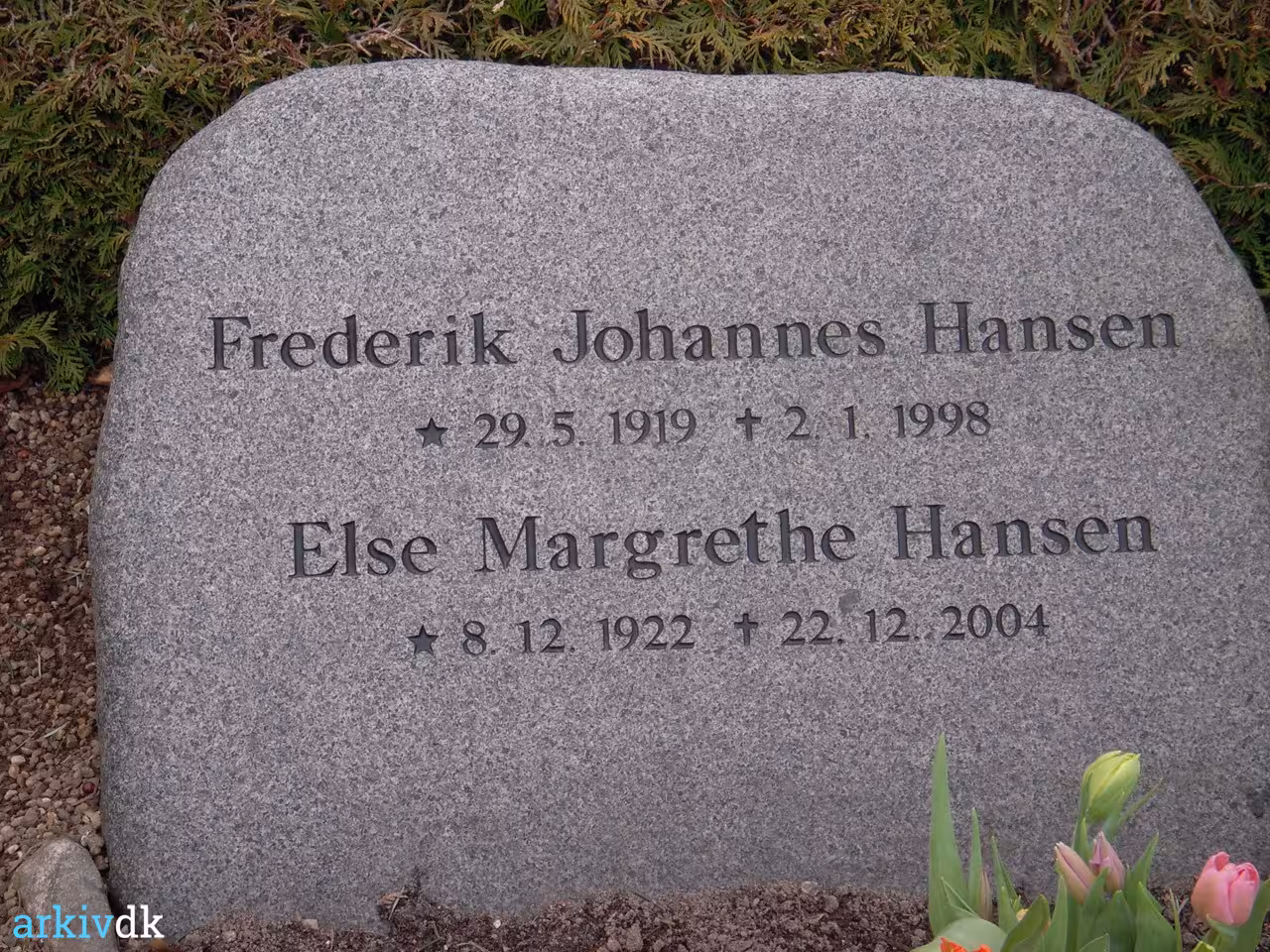 arkiv.dk | Gravsten for Else og Johannes Hansen