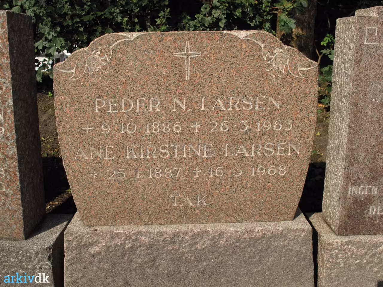 arkiv.dk | Gravsten Ane Kirstine og Peder N. Larsen, 1968