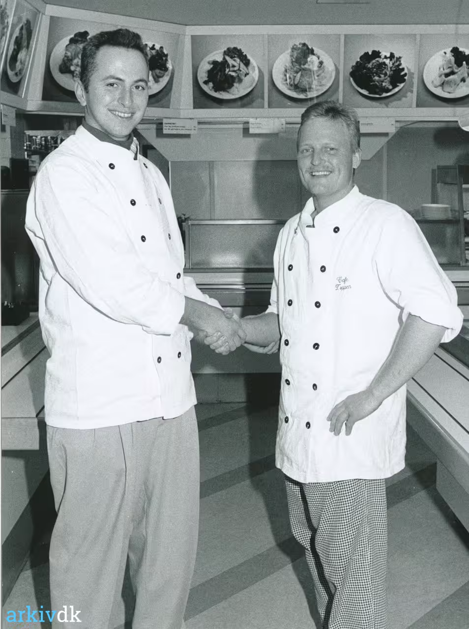 arkiv.dk | Cafe' Toppen lukkes som cafe'. Til venstre Kim Kolls og til ...