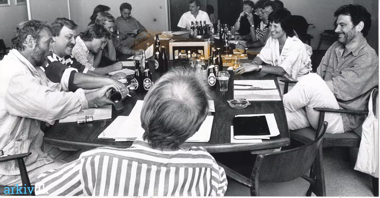 arkiv.dk | Hjørring Egnsteater. F.v. Niels Hausgaard og Hans Holtegaard. F.h.: Kresten Andersen ...