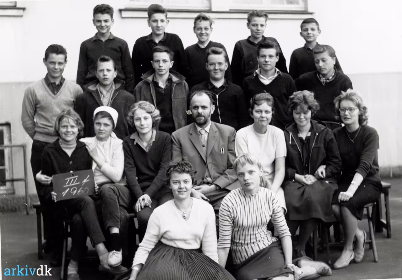 arkiv.dk | Gruppebillede af skoleeleverne i III f i 1960 og deres lærer ...