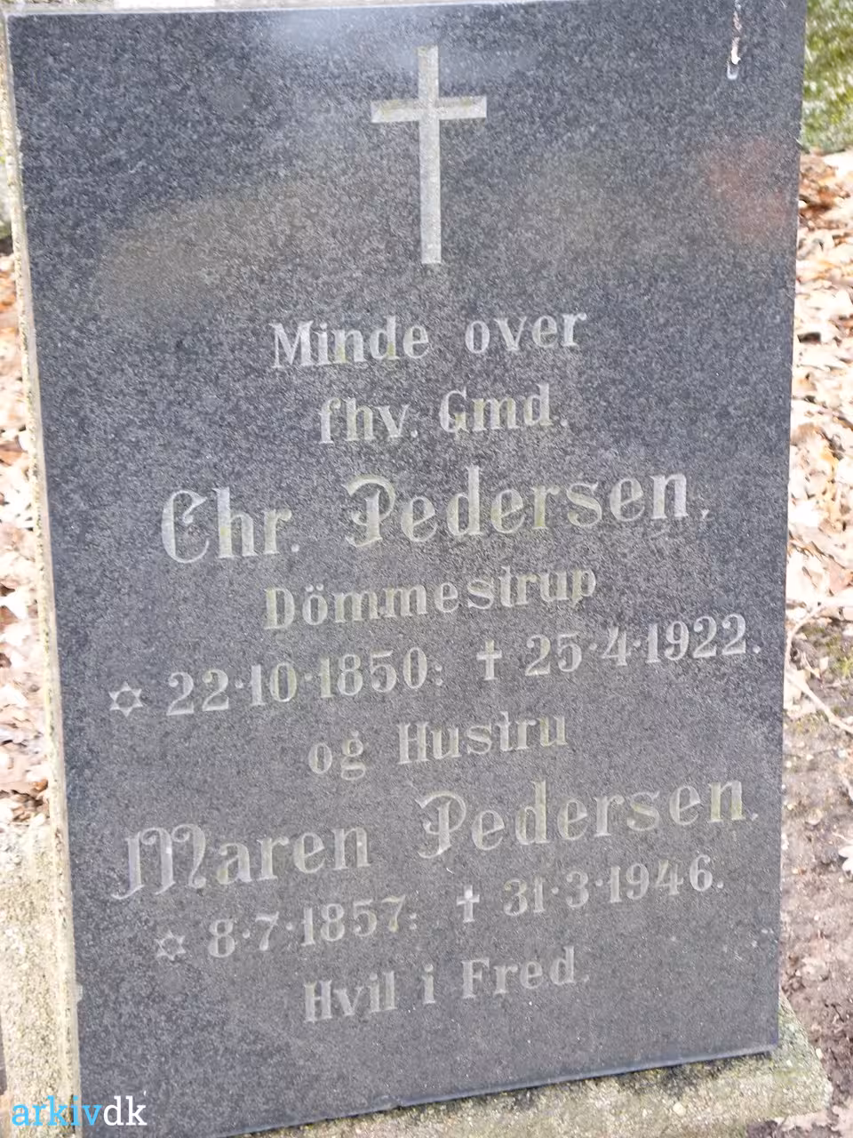 arkiv.dk | Gravsten på Nr. Lyndelse Kirkegård fotograferet 2008-2015.