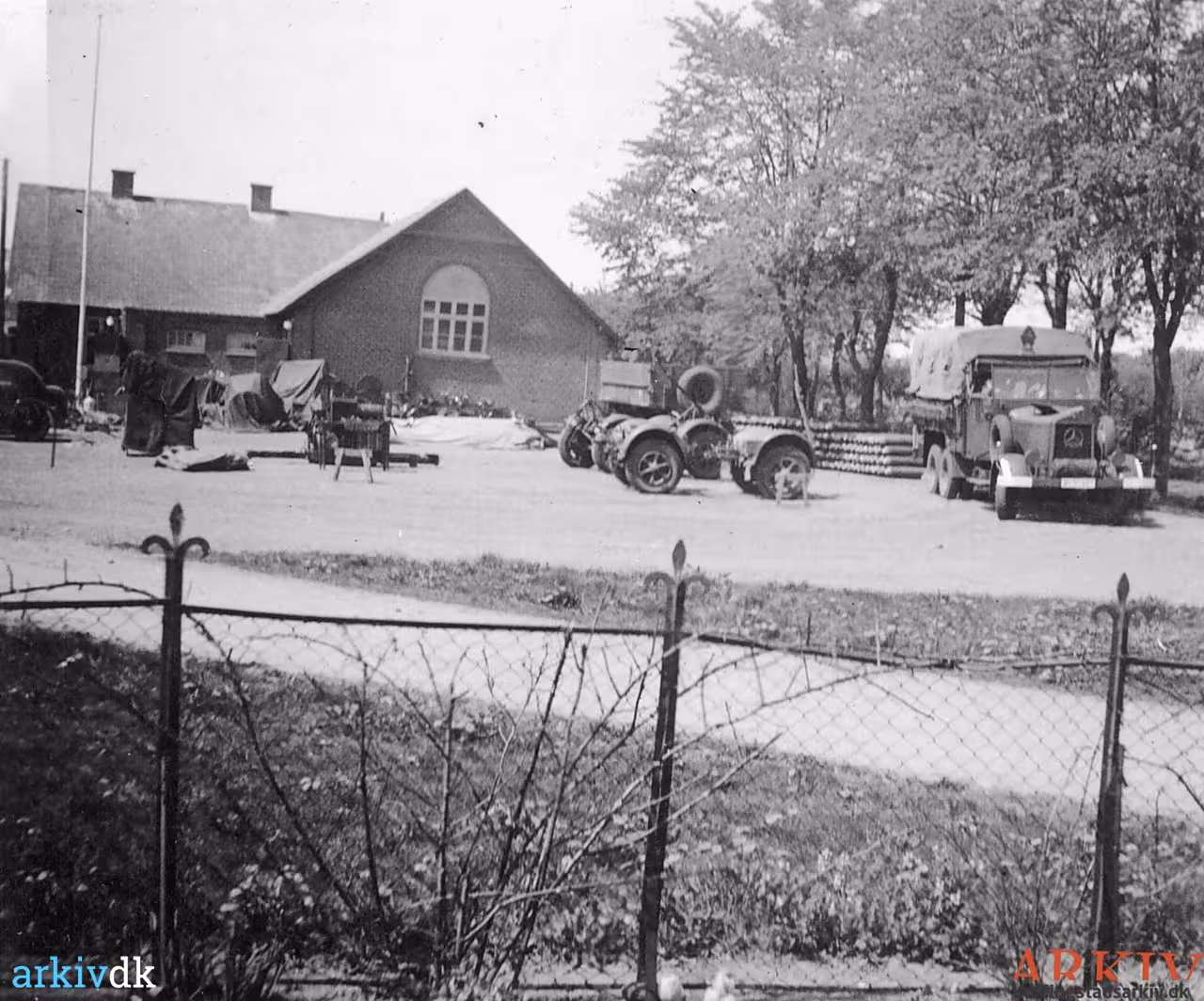 arkiv.dk | Militærkørertøjer foran Bramdrup forsamlingshus.