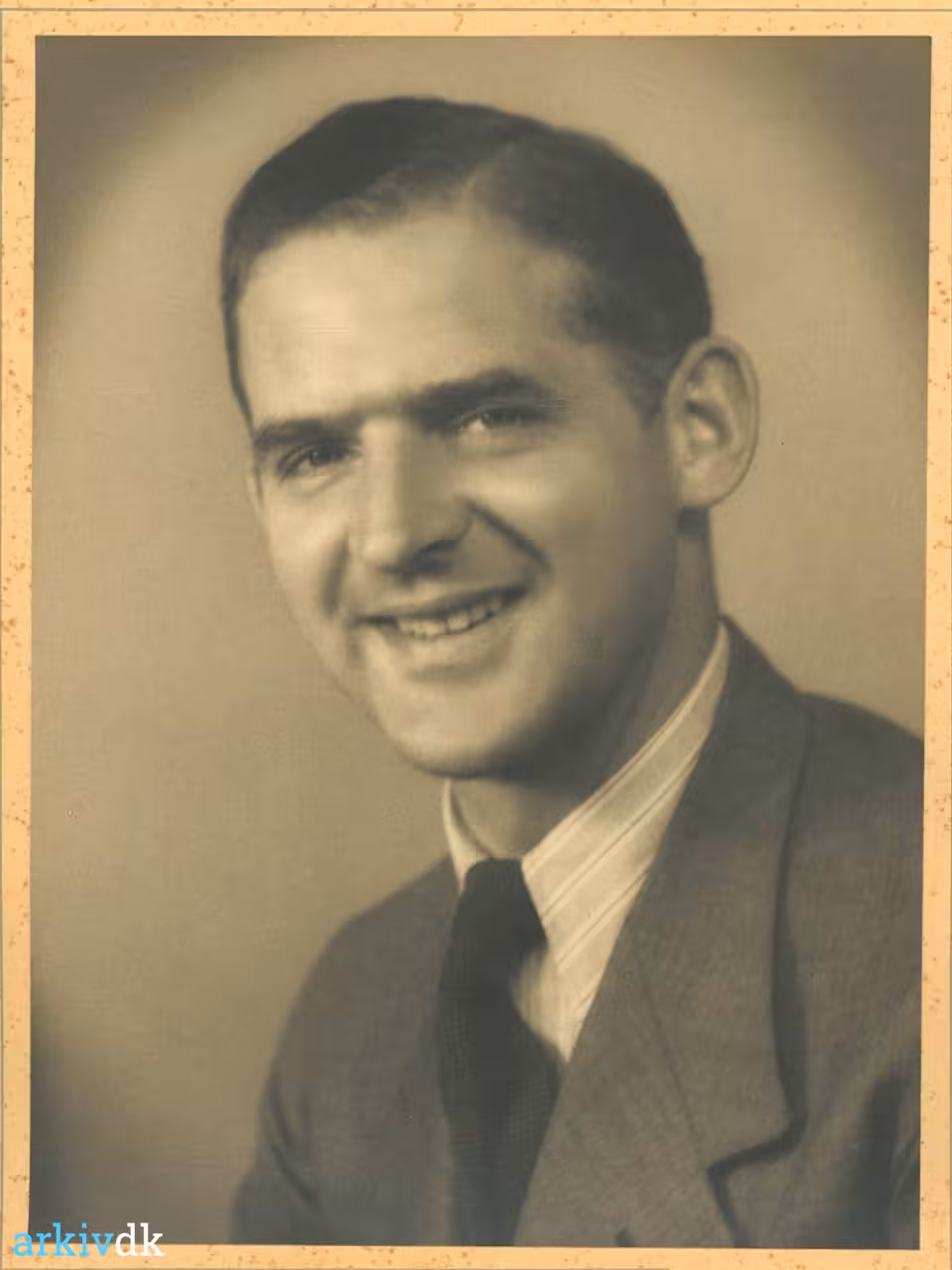 arkiv.dk | Portrætbillede af Svend Aage Hvillum (1912 - 1978), uddeler i Give og Omegns ...