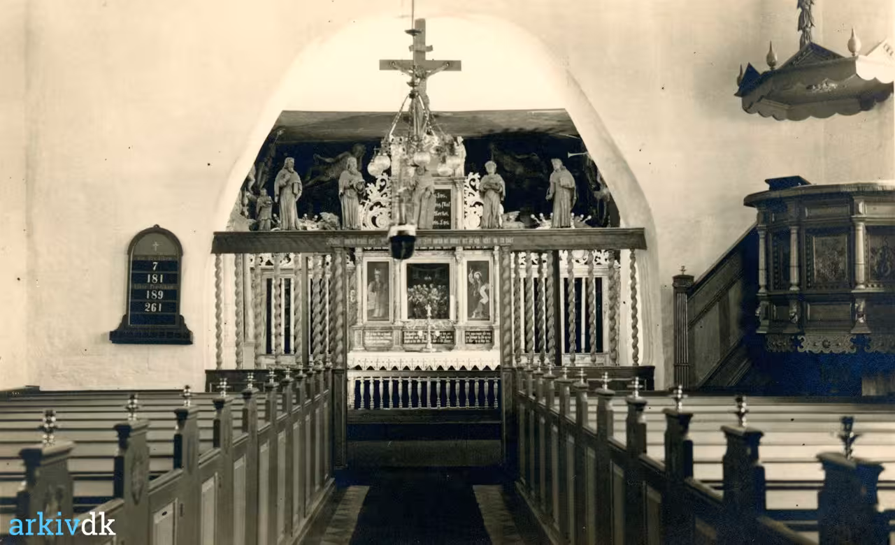 arkiv.dk | Feldballe Kirke - Korbuen - Pastor A.A. Jørgensen - og gravsten.