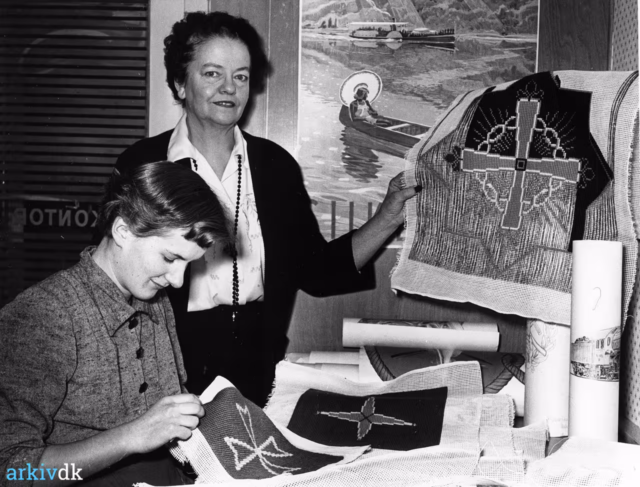 arkiv.dk | Interiør: Mette Andersen, ejer af Dansk Faneindustri stående ...