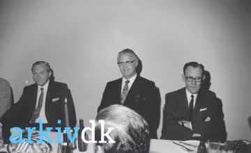 arkiv.dk | Aage Aagaard, 1906-1987, bankdirektør, Videbæk. Til højre ses politibetjent P.C ...