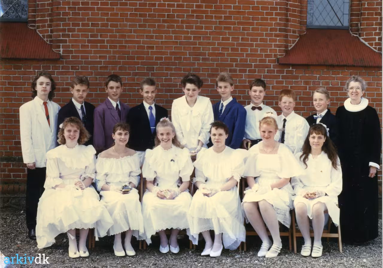 arkiv.dk | Konfirmation i Stensby Kirke - 15. maj 1991
