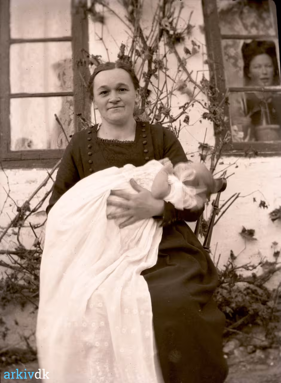 arkiv.dk | Inger Kirstine Jensen med barn i armene