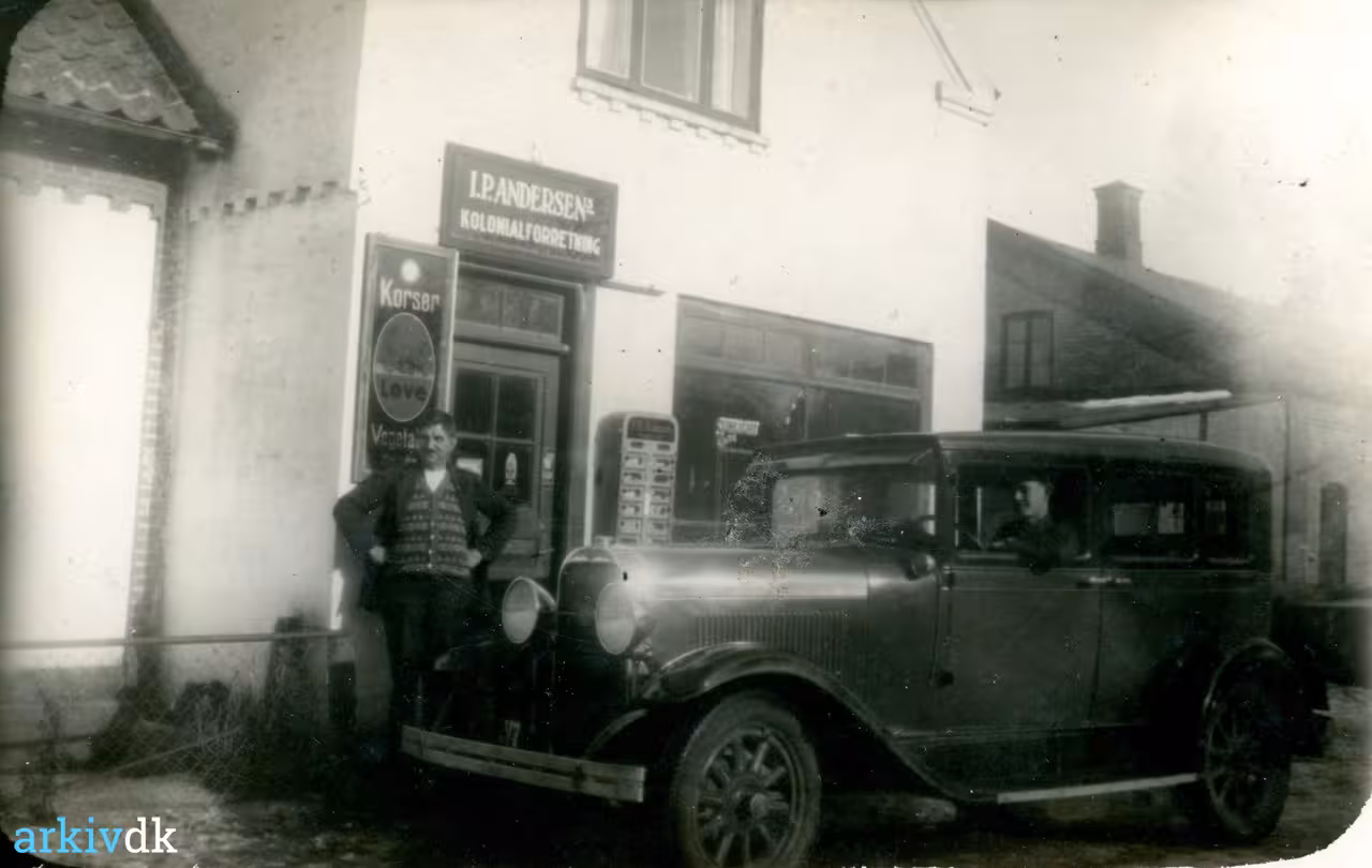 arkiv.dk | Jens Peter Andersen udenfor sin forretning i Assens ved Mariager.