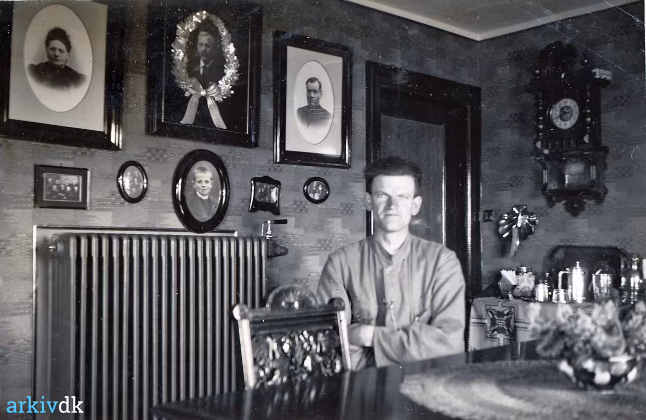 arkiv.dk | Svend Aage Jensen i sin dagligstue paa Solbakken, Raabjergvej 14, Vandborg, 1945 - 1955