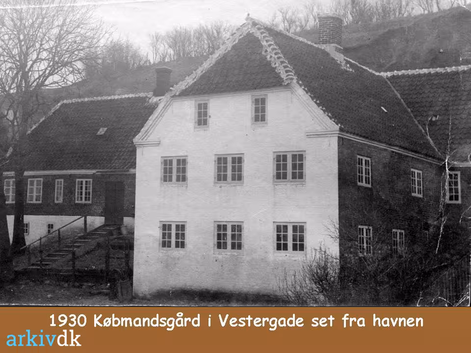 arkiv.dk | Købmandsgård i Vestergade, Lemvig, set fra Havnen, 1930