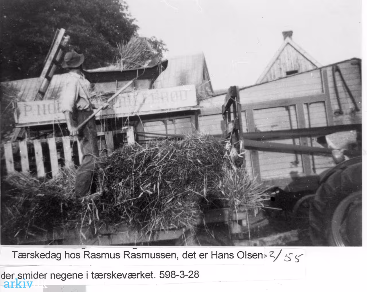 arkiv.dk | Lillevang tærskeselskab. Tærskedag hos Rasmus Rasmussen