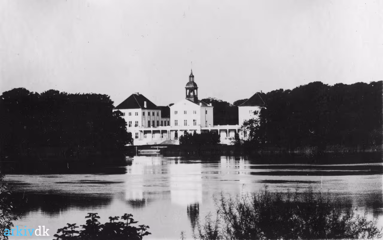 arkiv.dk | Gråsten Slot set over Slotssøen