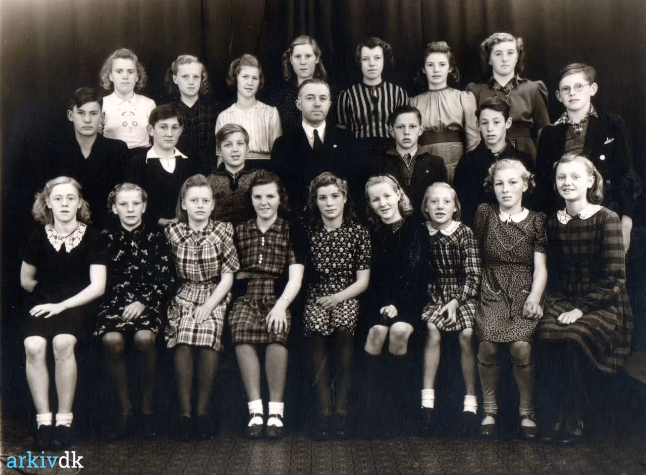 arkiv.dk | Konfirmander i Brande Kirke den 15. oktober 1944, ved provst Otte