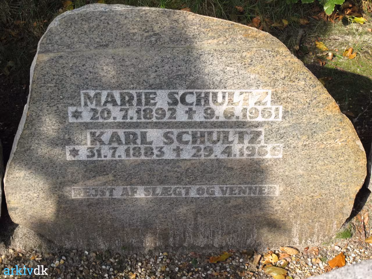 arkiv.dk | Gravsten Marie og Karl Schultz, Ansager 1965
