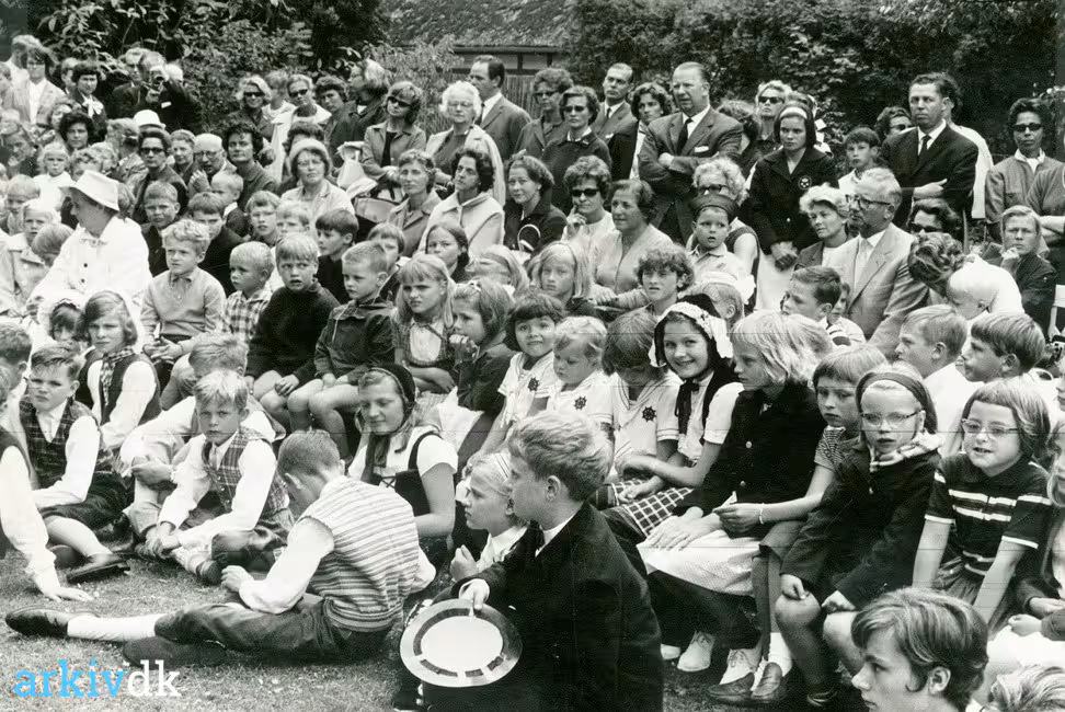 arkiv.dk | 5. klasse i Ordrup Privatskole samlet ved årsafslutningen 1965-66 iklædt dragter fra ...
