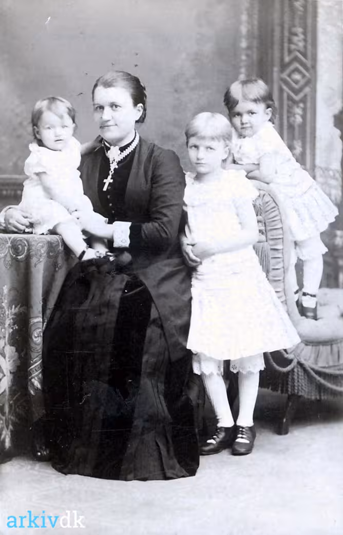 arkiv.dk | Hanne Pedersen, Korshøjgård med døtrene Marie, Margrethe og Ingeborg