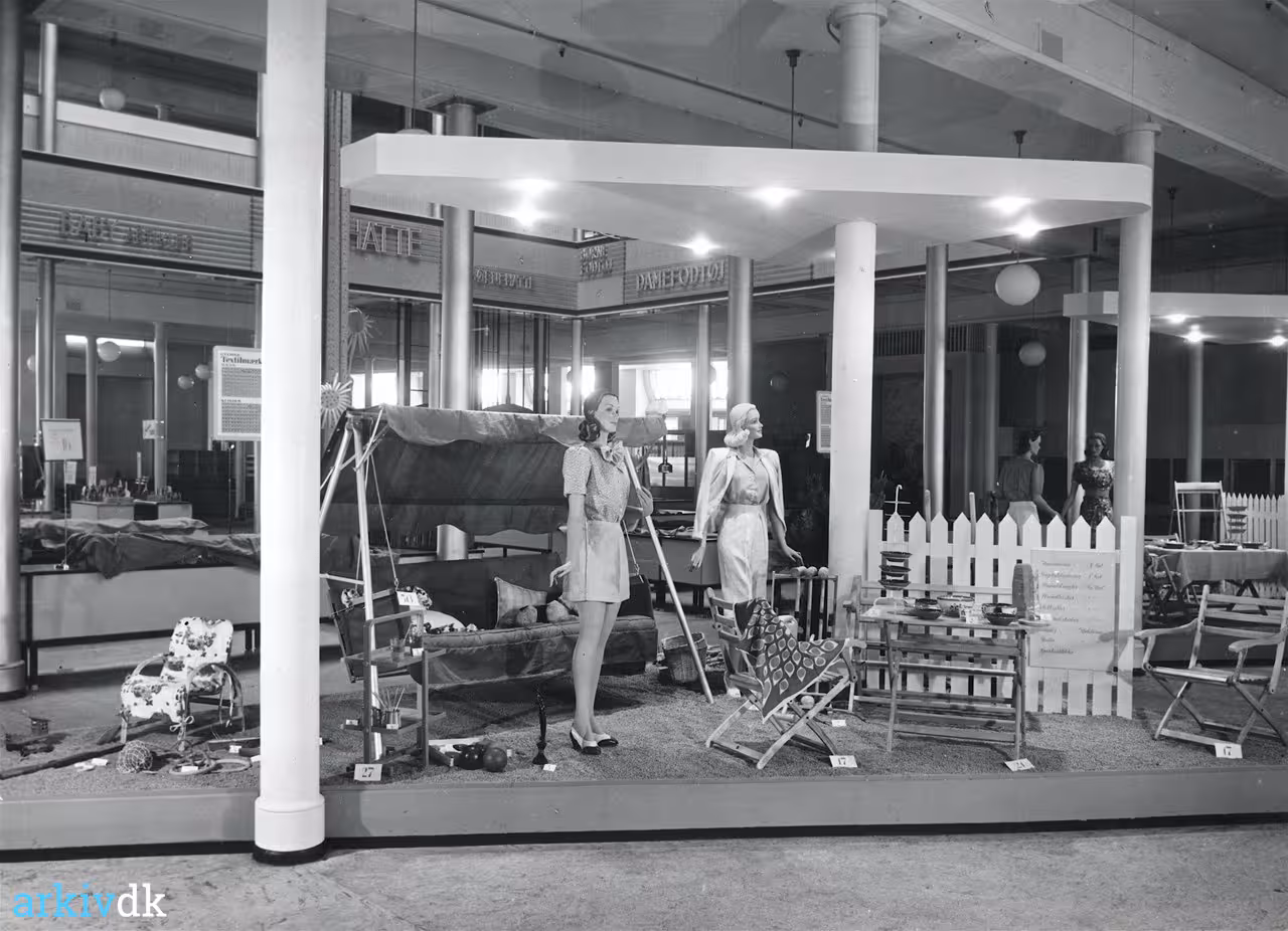 arkiv.dk | Udstilling i hovedhallen med havemøbler og mannequindukker
