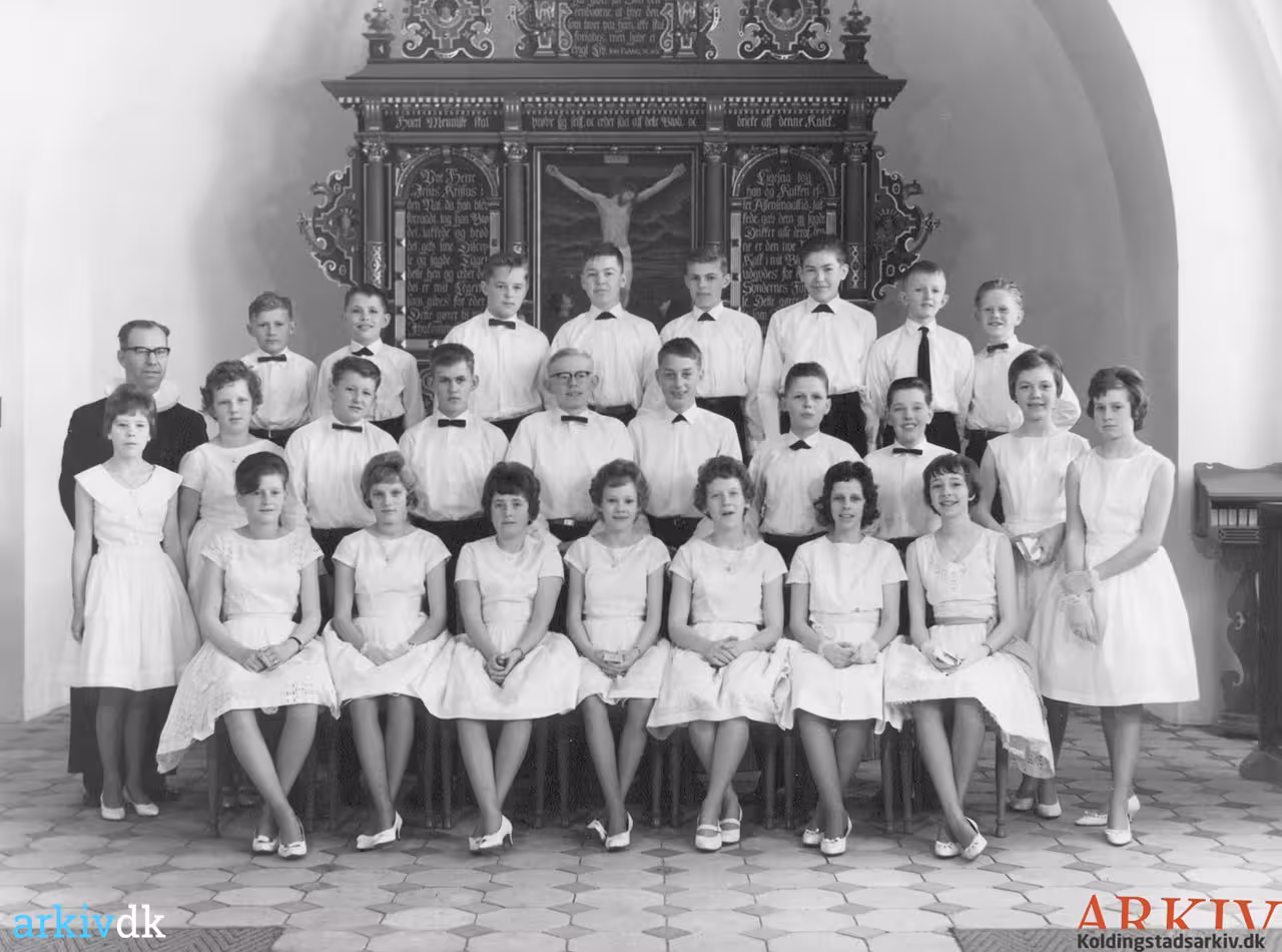 arkiv.dk | Sdr. Bjert, konfirmandhold med pastor Refshauge