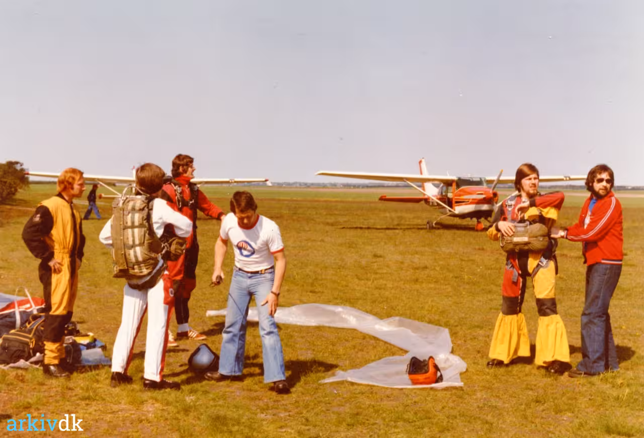 arkiv.dk | Varde Flyveplads, Flyvepladsvej 2. 1977. Faldskærmsudspringere