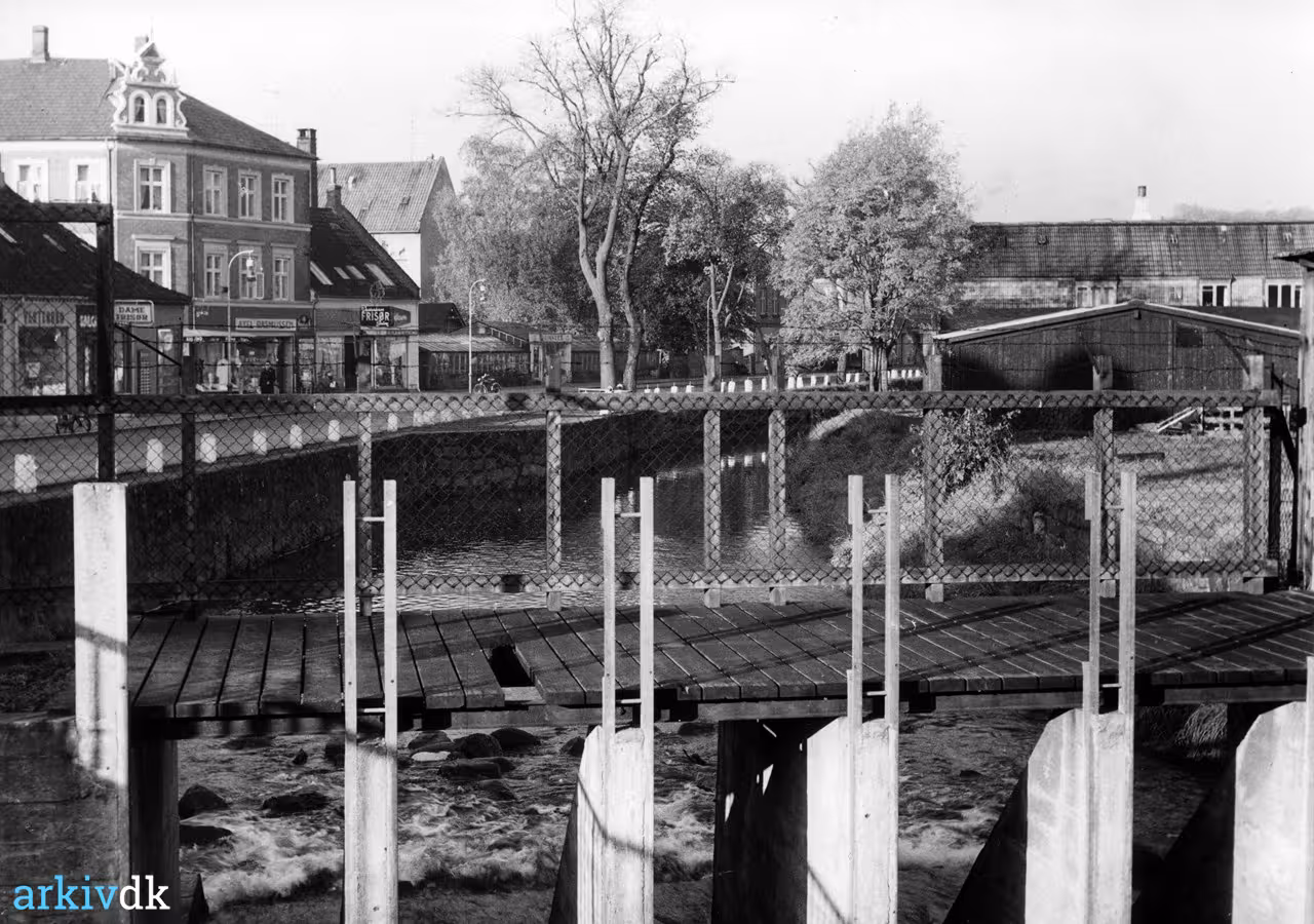 arkiv.dk | Omløbsåen ved Vesterbrogade, Vejle, ca. 1962
