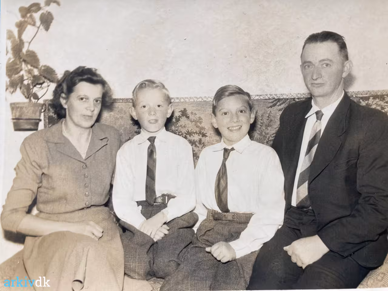 arkiv.dk | Anna og Ejnar Hansen med sønnerne Bruno og Ove.