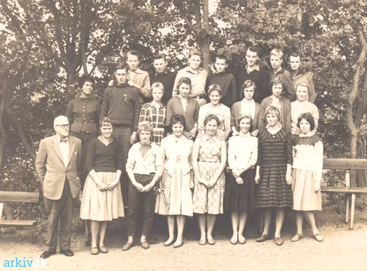 arkiv.dk | Klassebillede af 3. mellem 1958 på Hadsten realskole, 8370 Hadsten.