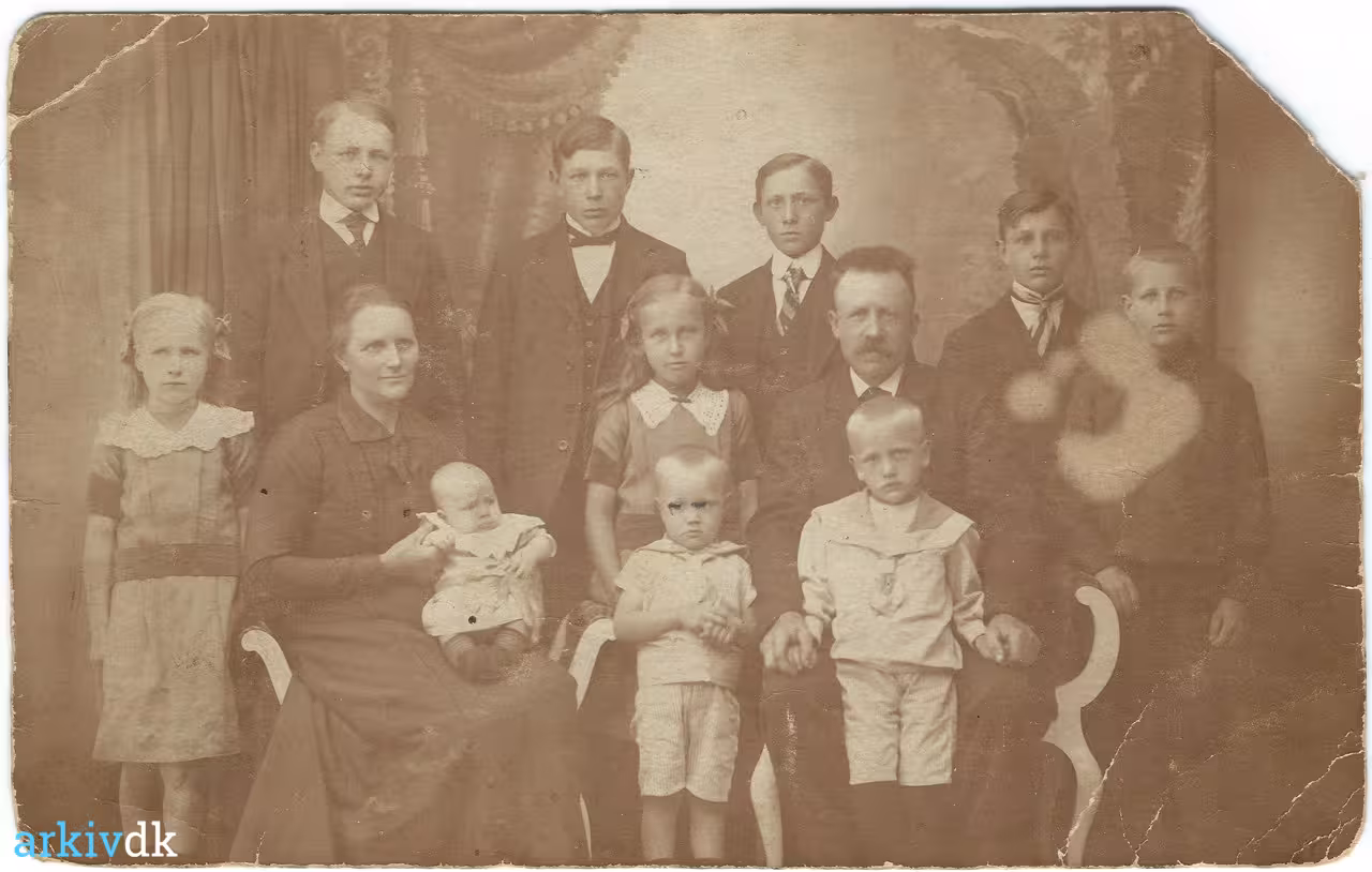 arkiv.dk | Familiebillede Jens Nielsen med hustru og 10 børn boende i Jaungyde ved Ry.