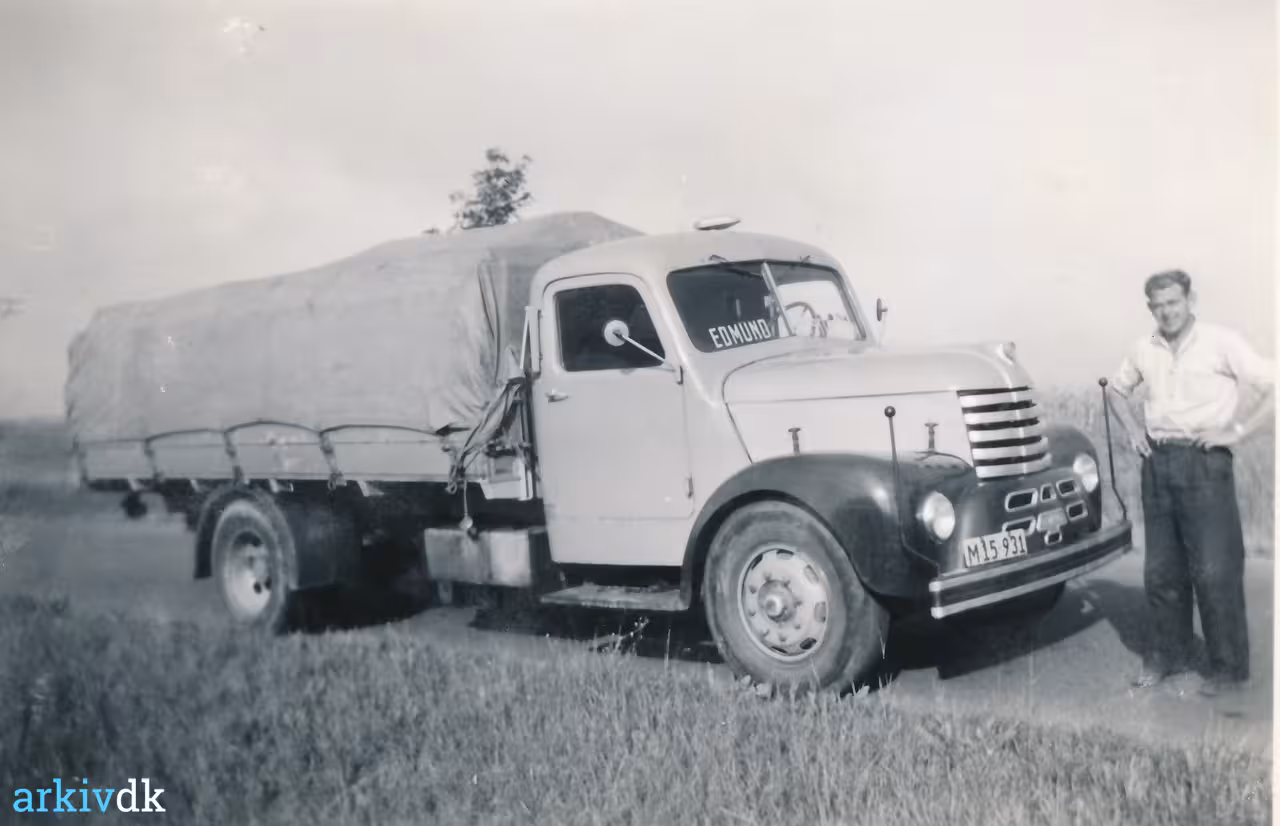 arkiv.dk | Triangel lastbiler fra vognmand Edmund Kristiansen i Glamsbjerg med Kristian Hansen ...