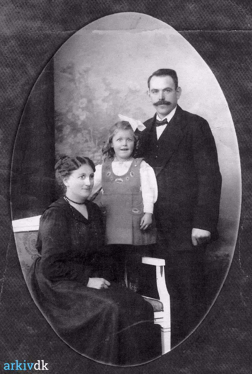 arkiv.dk | Smedeparret i Hasmark Inger Margrethe og Hans Peder Olsen, Hofmansgavevej 6