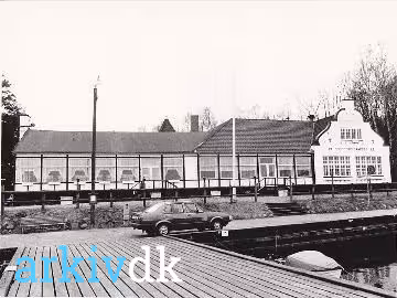 arkiv.dk | Kongebrogården set fra vandsiden. Til venstre den store sal fra 1936 og til højre ...