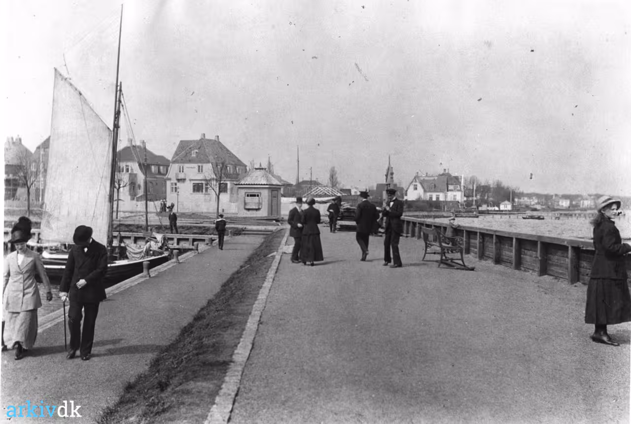 arkiv.dk | Hellerup Havn, spadseretur på molen