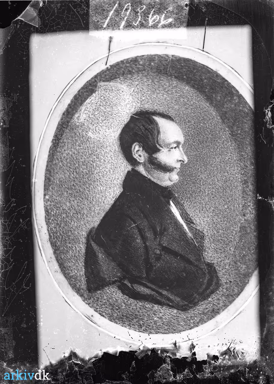 arkiv.dk | Affotograferet ældre billede af mand med bakkenbarter.